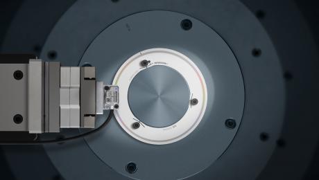 Renishaw führt selbstzentrierende CENTRUM™ Rasterscheibe aus Metall für ATOM DX™ Messsysteme ein